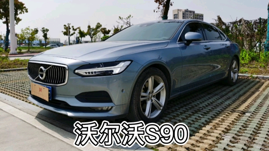 ...全景天窗,液晶仪表盘,中控大屏,分区独立空调,主动安全系统,自适应...