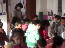 弥渡县苴力镇中心幼儿园课堂实录中班科学活动《摩擦起电》 教师:鲁...