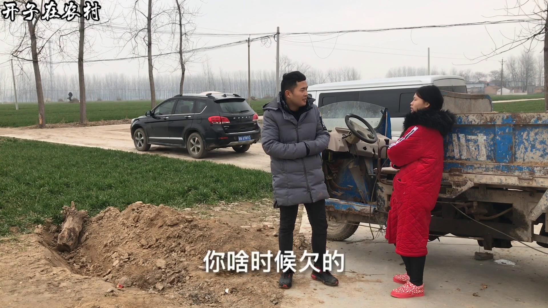 小伙偷刷信用卡没钱还,一不小心说漏了嘴,媳妇上去就是一脚
