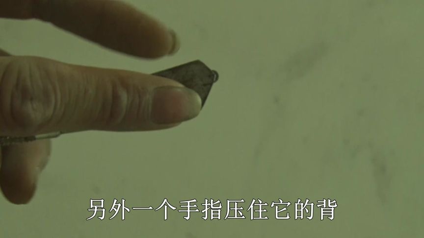 装修师傅演示玻璃刀割瓷砖,两公分大的砖秒开,不服的来说