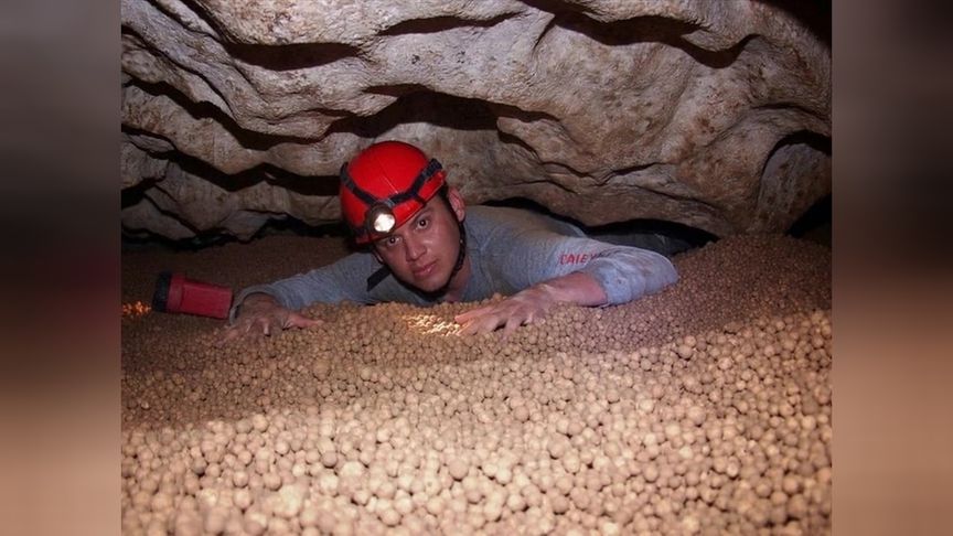 山洞探险,发现大量的未打磨“珍珠”.