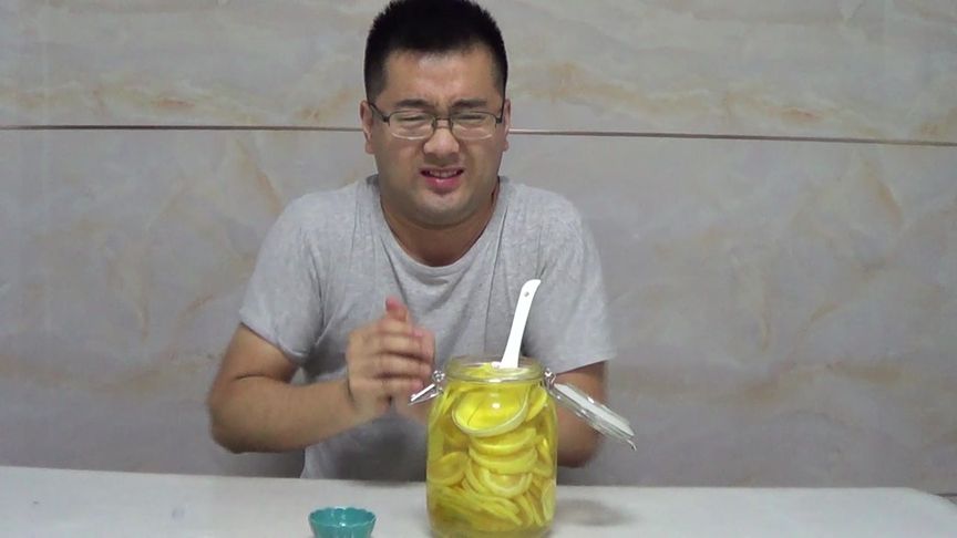 小伙亲自试喝自己做的柠檬酒，两次被呛到，到底好喝还是不好喝？