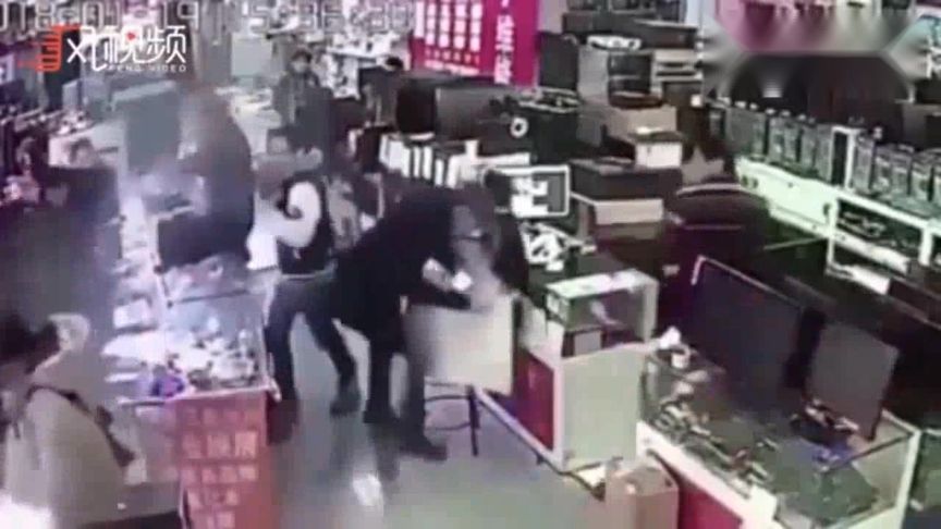 苹果手机电池竟在男子嘴边爆炸,场面异常惊险!监控实拍全过程