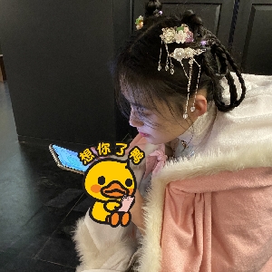 被小奶熊笼罩的依依 