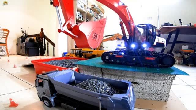 遥控工程车模拟,挖掘机和自卸车搬运石子真棒