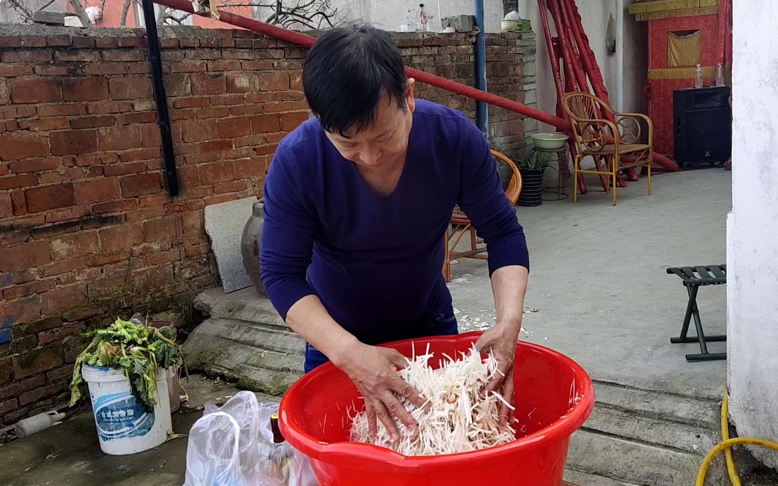 农村大哥用土方法腌制芥菜丝,做法简单超下饭,你学会了吗?