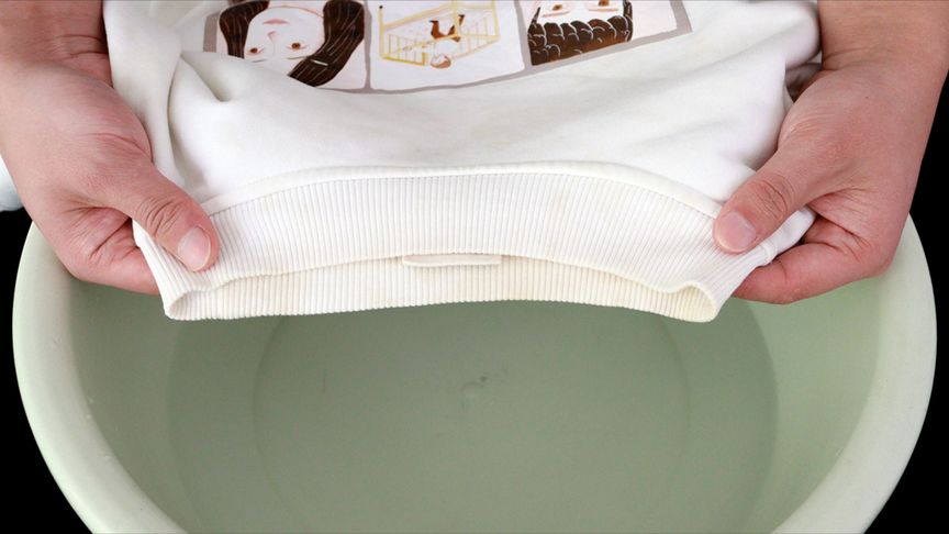 白色衣服脏了别用洗衣机洗,一个简单方法,再脏的衣服都洁净如新