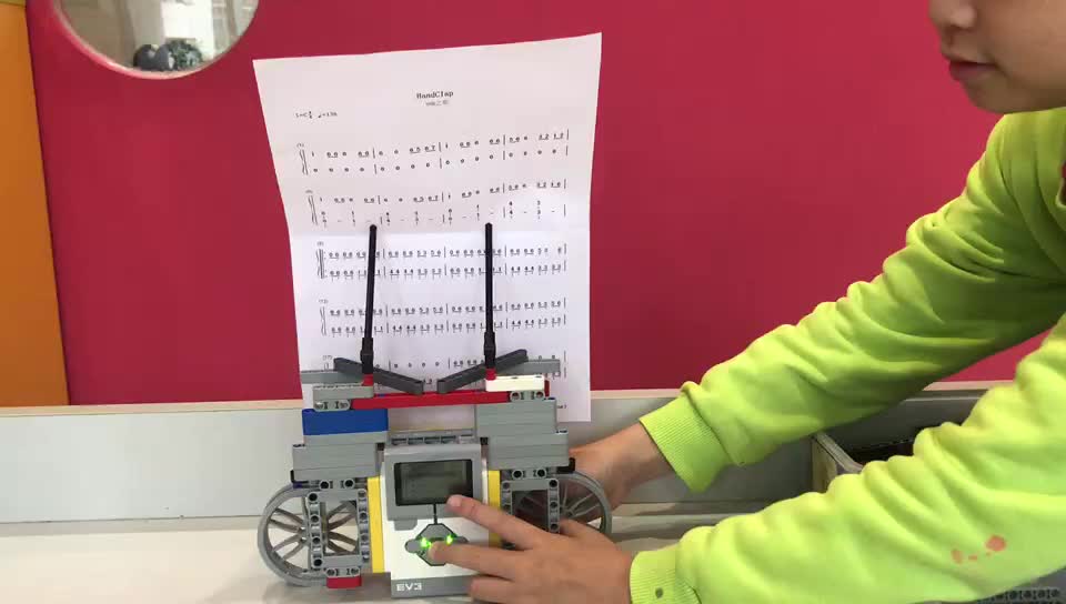 ...用ev3主机作为收音机的“大脑”,引导孩子们学习长段程序的编程规...