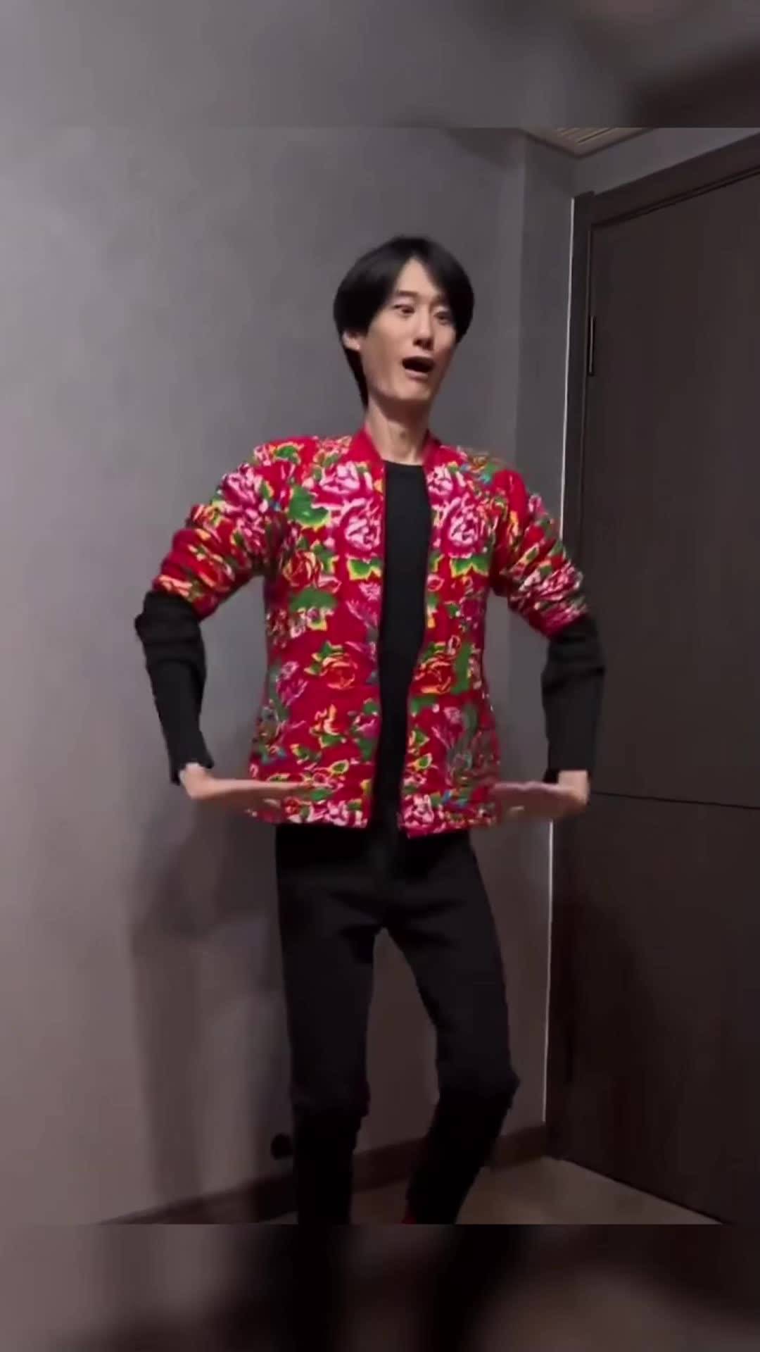 男子模仿春晚爆火机器人,简直是惟妙惟肖