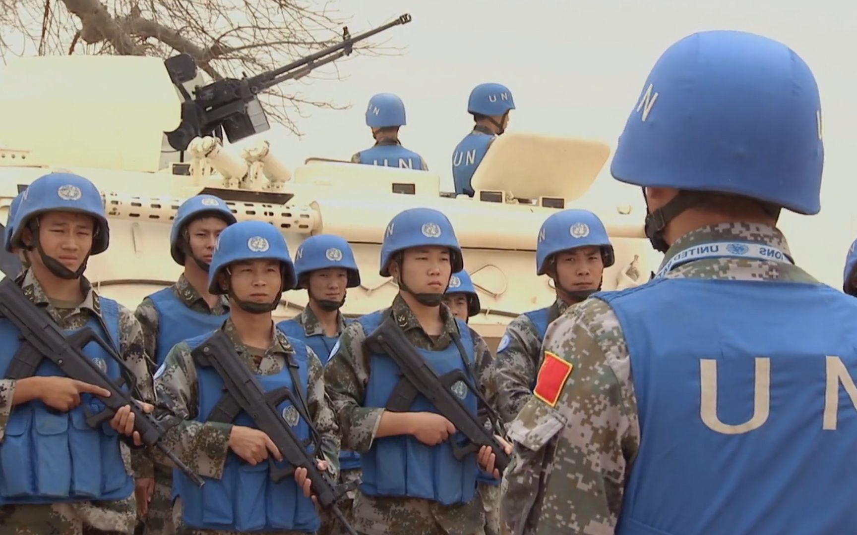 中国维和车队在非洲遭遇拦截,全体士兵真枪实弹,进入一级戒备