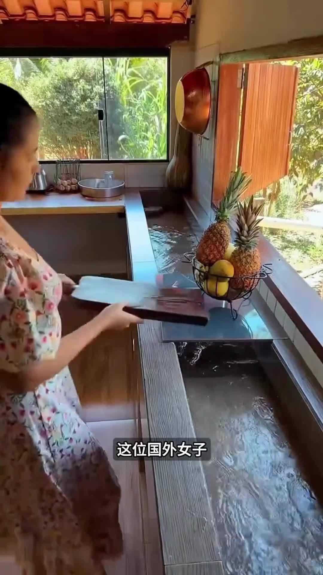 这位国外女子竟把自家厨房玩出了新花样! #厨房