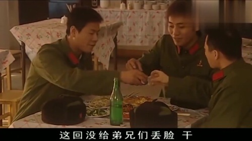 血色浪漫:新兵吃饭遭到混混的挑衅,下秒就让混混后悔!