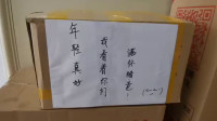 我又酸了!辅导员帮毕业生打包行李 手写500份祝福语