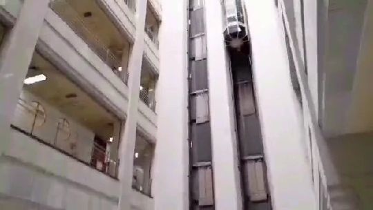 大学生下课赶紧又到另一个教学楼上课