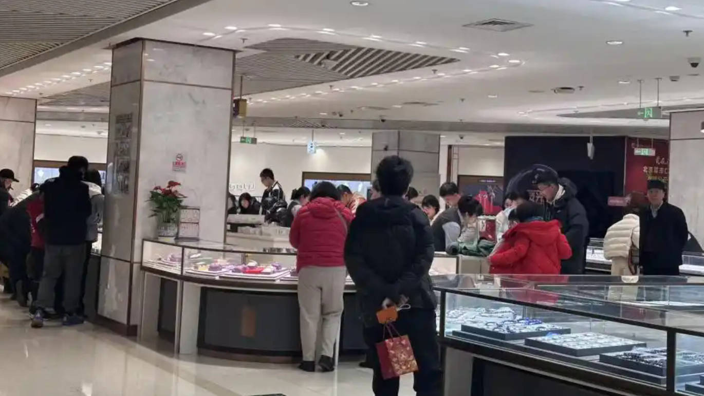 1000克金条卖断货,有人拿下68克金镯,价格超10万元!春节直击"中国...