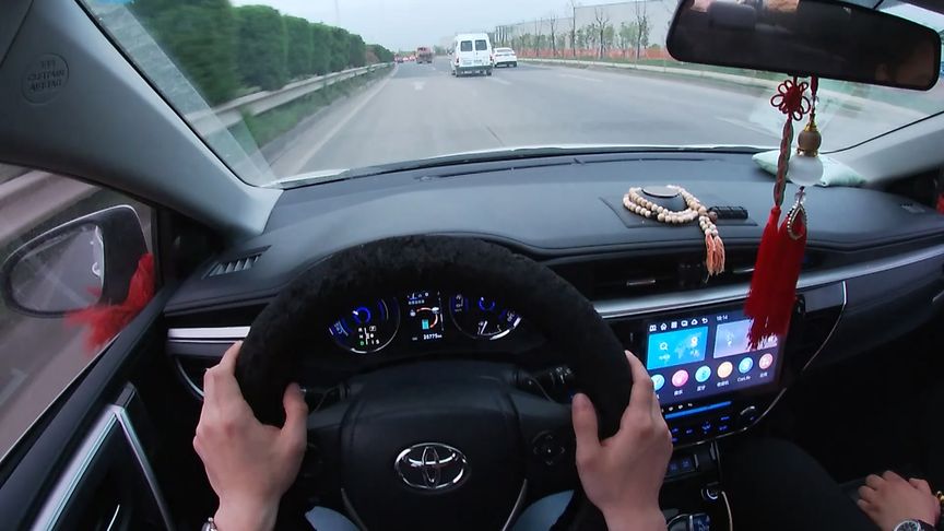 如何做到堵车百公里5个油耗,体验完混动卡罗拉才知道。