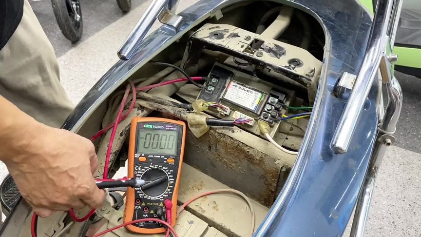 怎样用万用表测量电动车模块控制有没有损坏以及控制器的排插针…