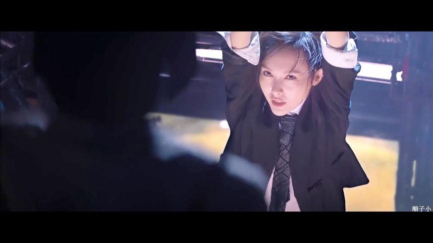 美女被捆绑,竟然从她身上搜出这个东西