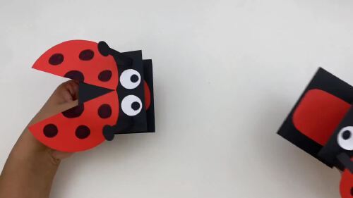 今天我们来制作一个瓢虫木偶戴在手上非常有趣!