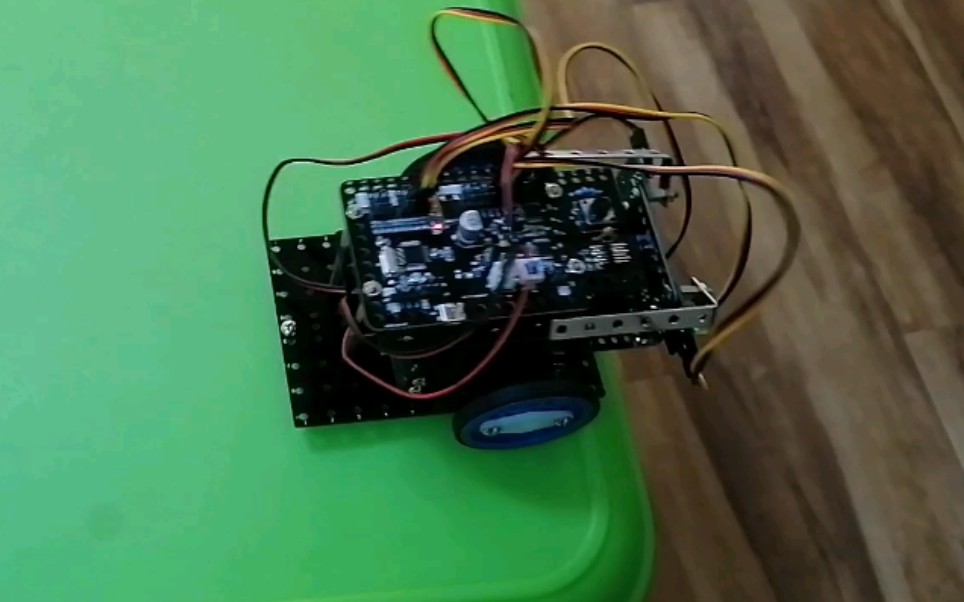 不会落地的避障机器人小车