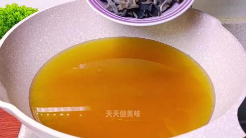 万万没想到,把木耳倒进滚烫油锅里,解锁木耳新吃法,太香了
