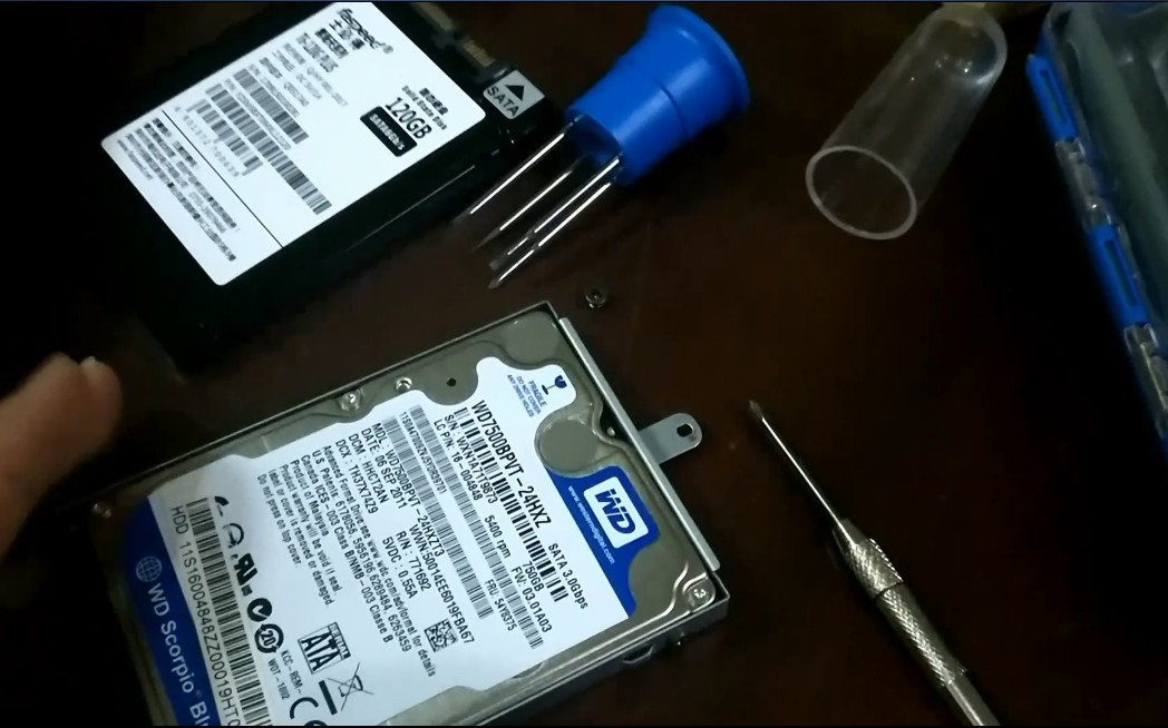 同事的联想笔记本硬盘坏了,淘宝买的固态硬盘,秒拆笔记本,秒换固态...