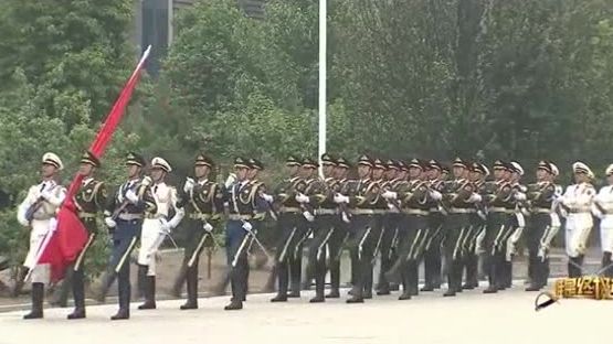 仪仗队演示升国旗流程,满屏都是大长腿,真是太帅了!