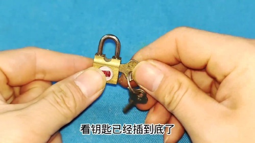 钥匙生锈门锁打不开怎么办?原来用一根蜡烛,1秒就能轻松打开