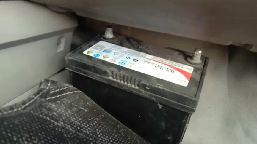 在家找到一块骆驼电瓶,装在车里做副电瓶使用,看看如此简单实用