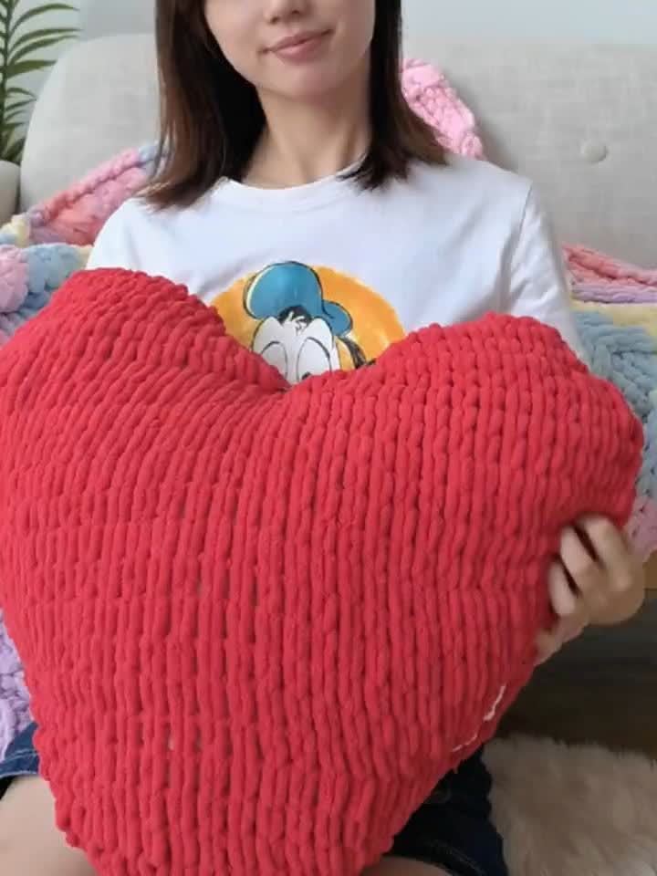 爱心抱枕,把扣子解开就变成毯子啦#手工diy #手工毛线编织 #玩毛线