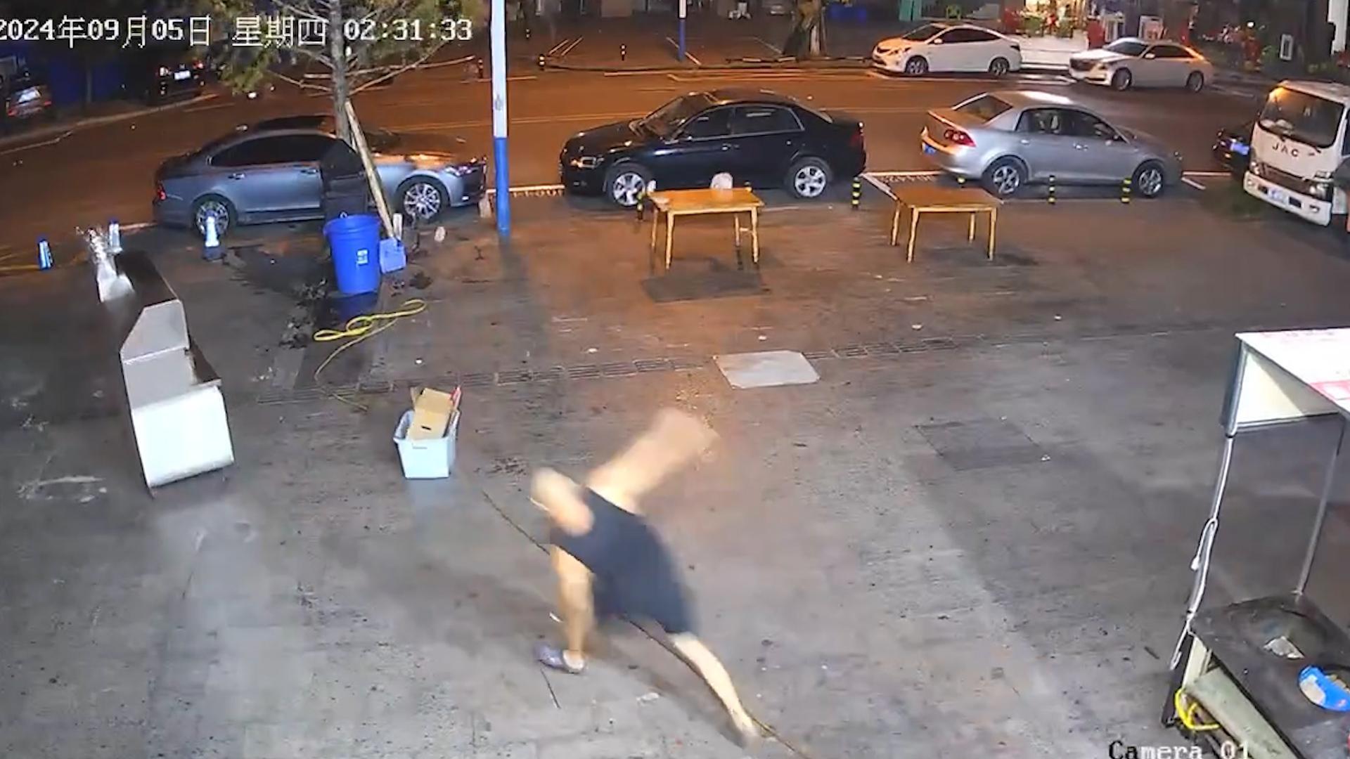 突刮大风吹跑店门前烧烤炉,老板百米冲刺没追上,有门窗被吹掉