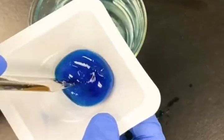 你知道海藻酸钠吗?把它倒入这种溶液中竟能瞬凝成QQ弹弹的“果冻”...