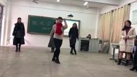 联欢会开始每一个人必须表演一个节目 看着跳的好玩都上来跟着学