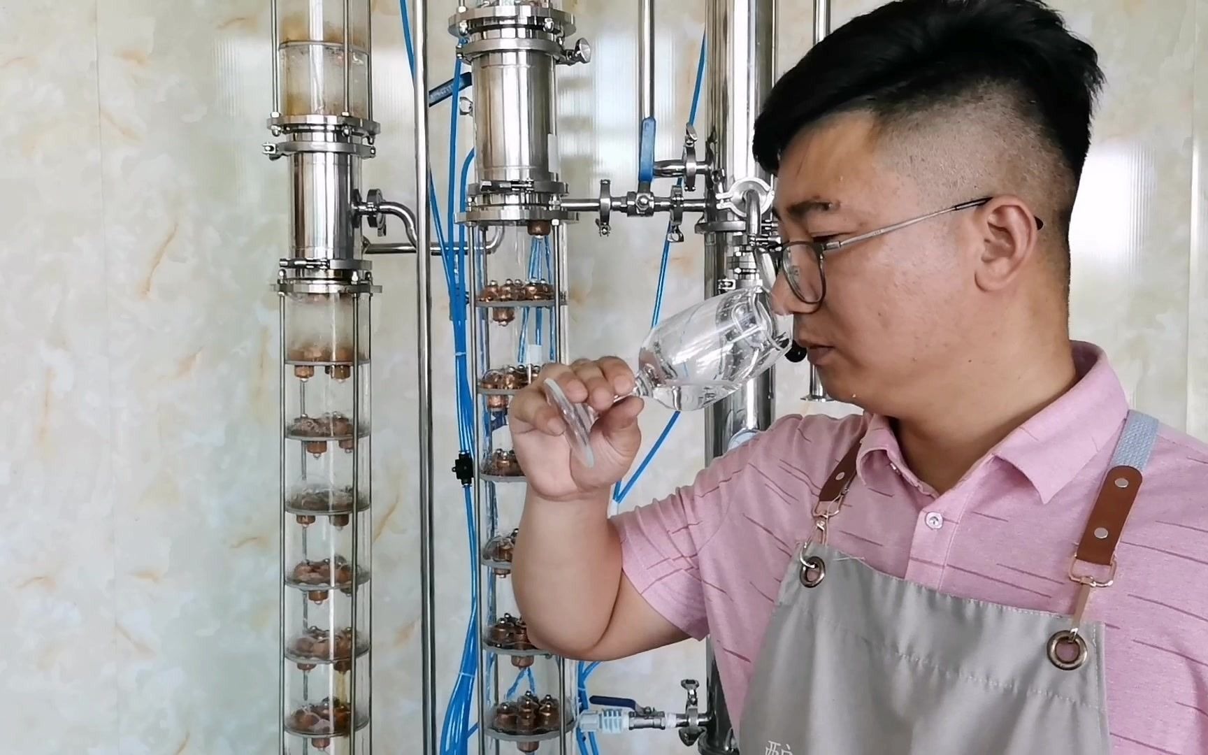 自酿酒中的甲醇并非通过掐酒头就能完全解决,去除甲醇需反复实践跟...