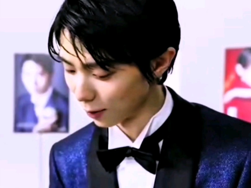 当年穿白色西服可爱的小王子,现已成为成熟稳重的王者。羽生结弦...