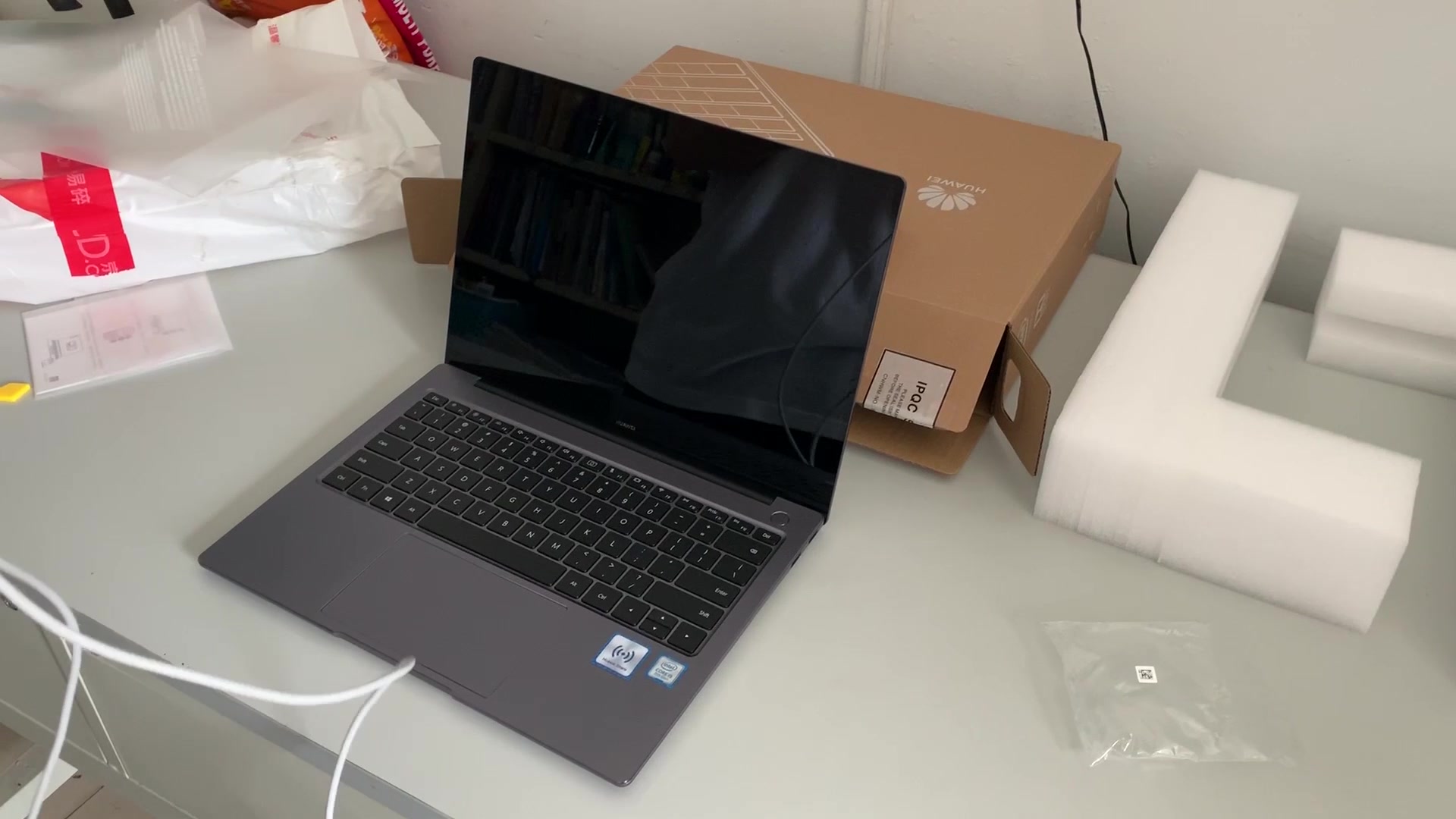 【开箱】华为Matebook 14开箱|结尾附与惠普星14的外观对比,敲不...