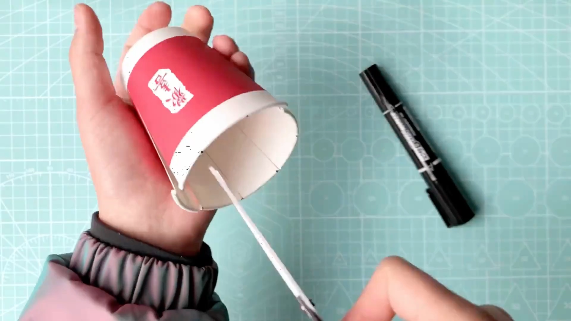 一个纸杯就能做的好玩科技小手工,纸杯旋转飞行器,一起来陪孩子寓教...