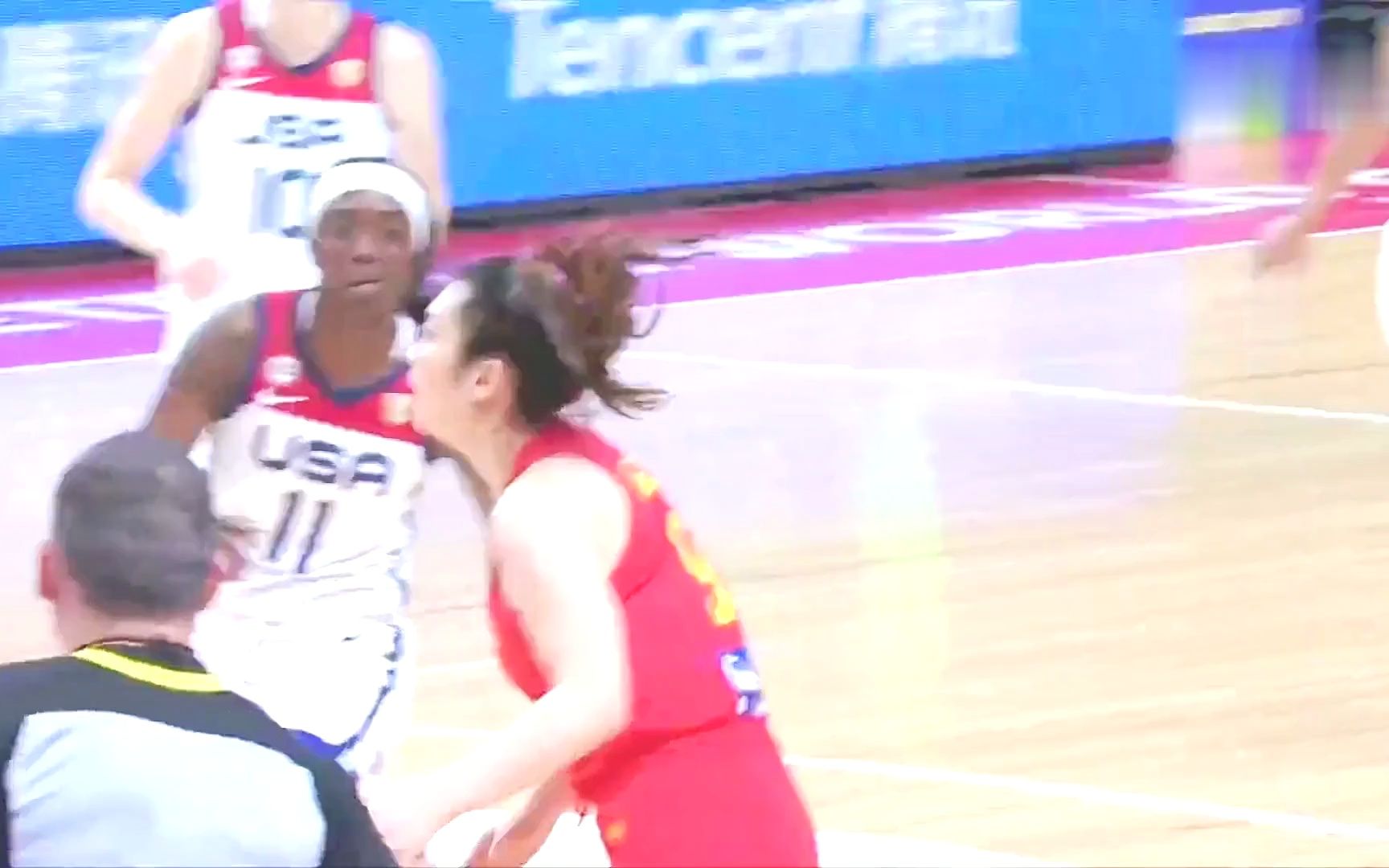 女篮世界杯!中国VS美国:李月汝强吃斯图尔特,一波11-2帅翻天