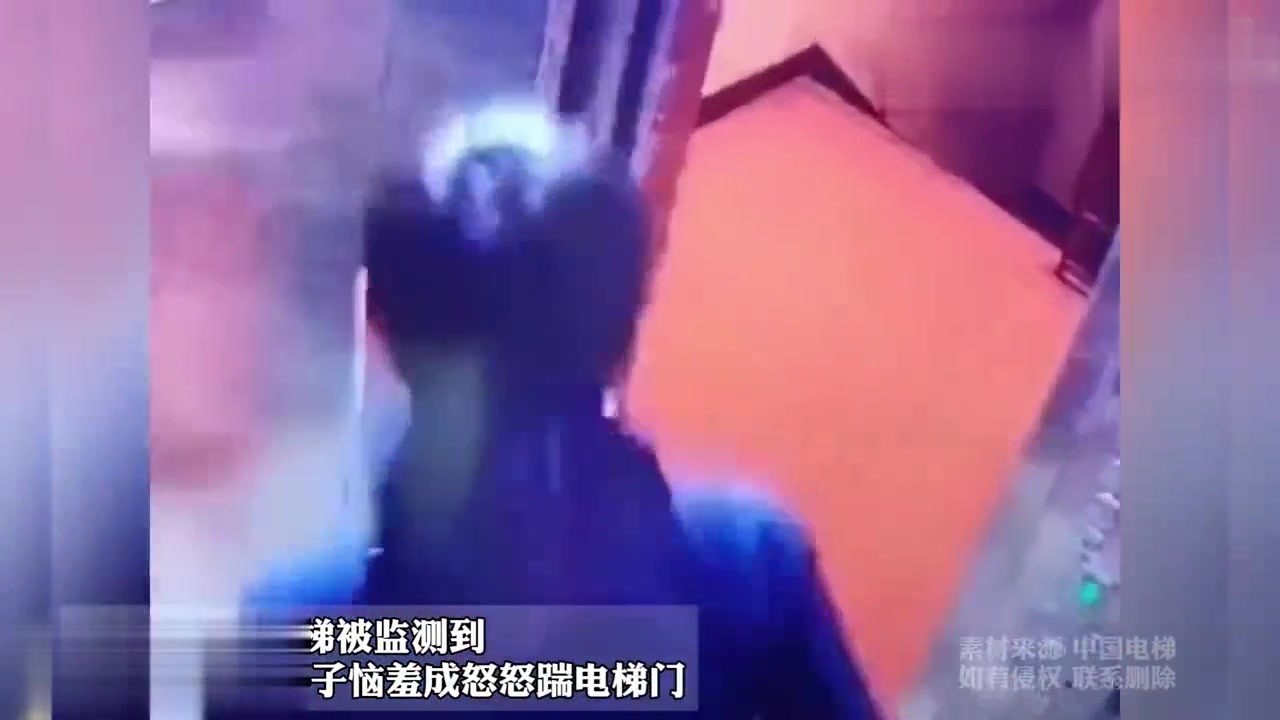 推电瓶车进电梯被监测到电梯门不关男子恼羞成怒怒踹电梯门