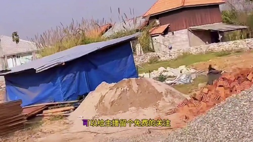 木匠师傅正在制作门窗过梁模板