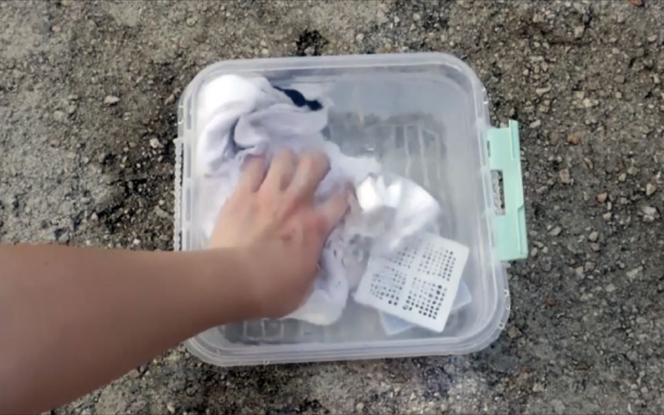 把它放进水里,不用洗衣液,用电衣服也能焕然一新