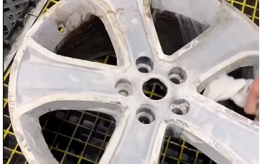 开了6年的路虎揽胜轮毂刮花了,简单修复后居然比原厂轮毂还漂亮!