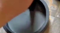 女子把镇纸当墨,在砚台里磨了半小时,一滴墨也没有墨出来
