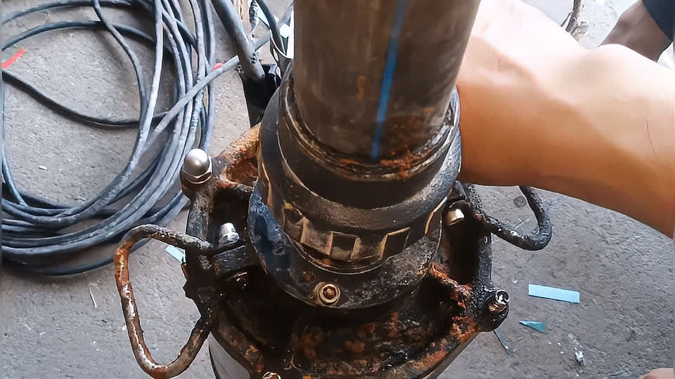 水泵一段时间没用,通电就不会转了,一般都是这个部位问题