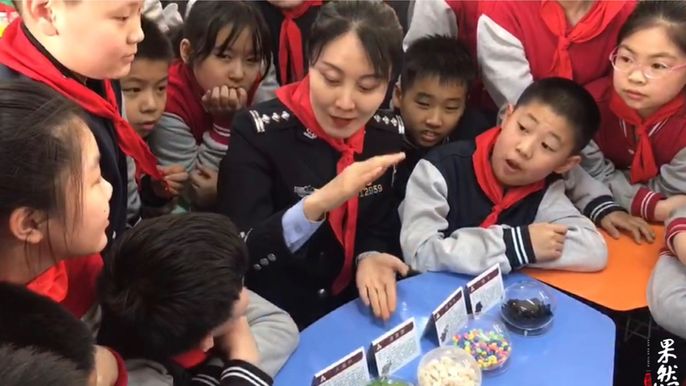 果然视频|如何辨别毒品?禁毒宣传进校园