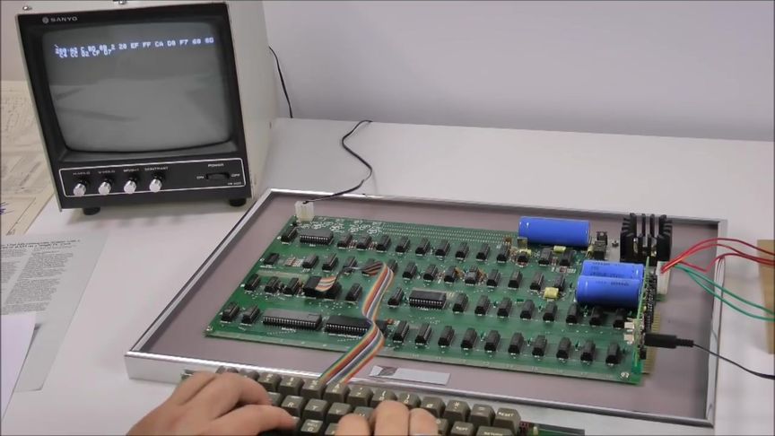实机开机操作乔布斯1976年在车库里发明的第一代苹果电脑