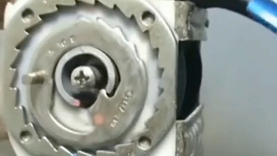 机械原理展示之——汽车安全带的棘轮机构 当猛拉安全带时卷轴快速...