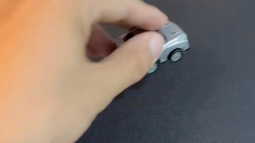 谁能拒绝能遥控的多美卡模型车!