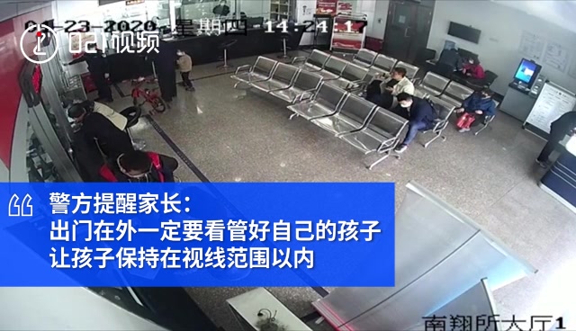 边追剧边遛娃的后果:女子遛娃时忙追剧,把娃给遛丢了