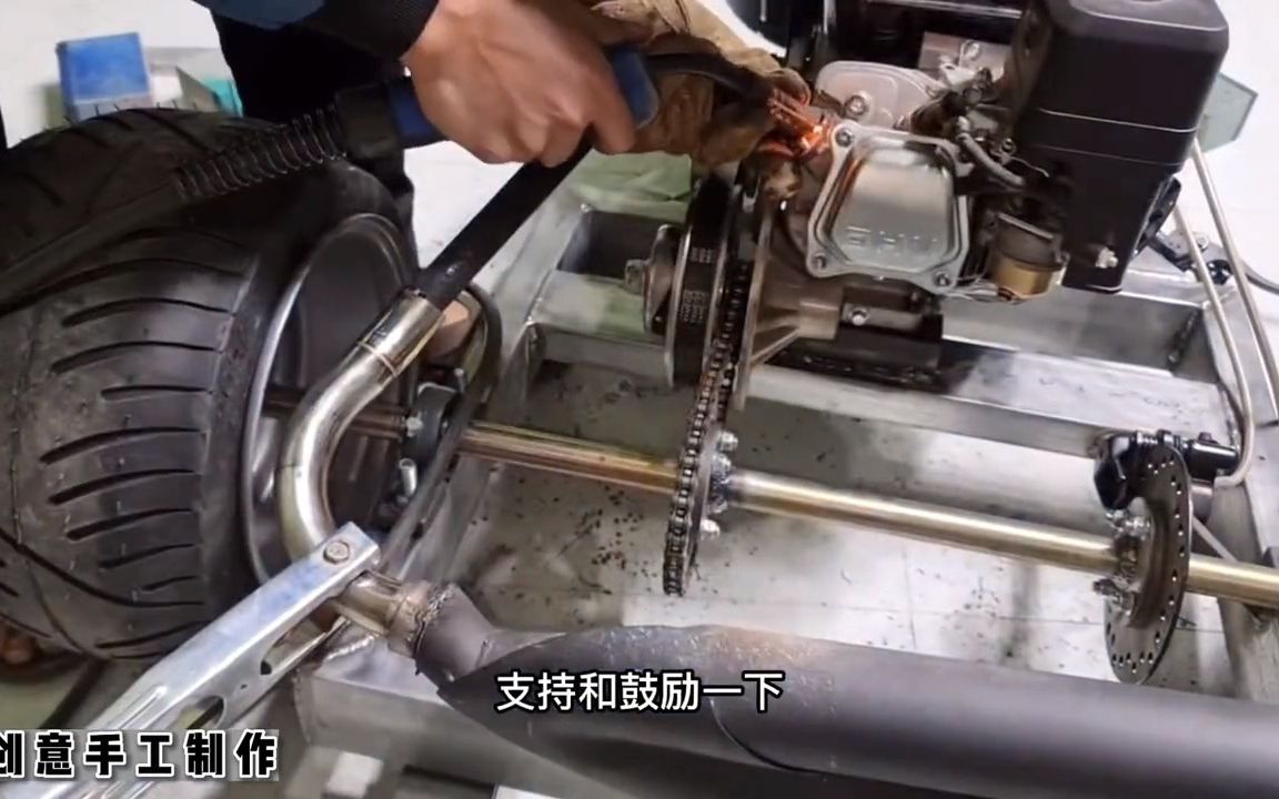 废物利用,小伙用破旧自行车,简单打造后,制作成三轮摩托车。#手艺人 #...